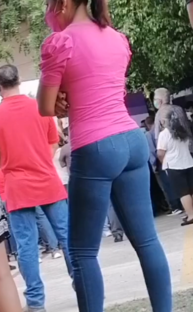Video Señora Sexi Con Trasero Redondo En Jeans Apretados Mujeres Bellas En La Calle